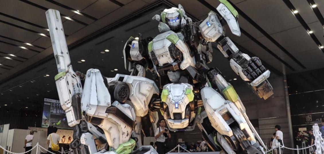 Finalmente è stato montato il mecha in plastica più grande del mondo ...