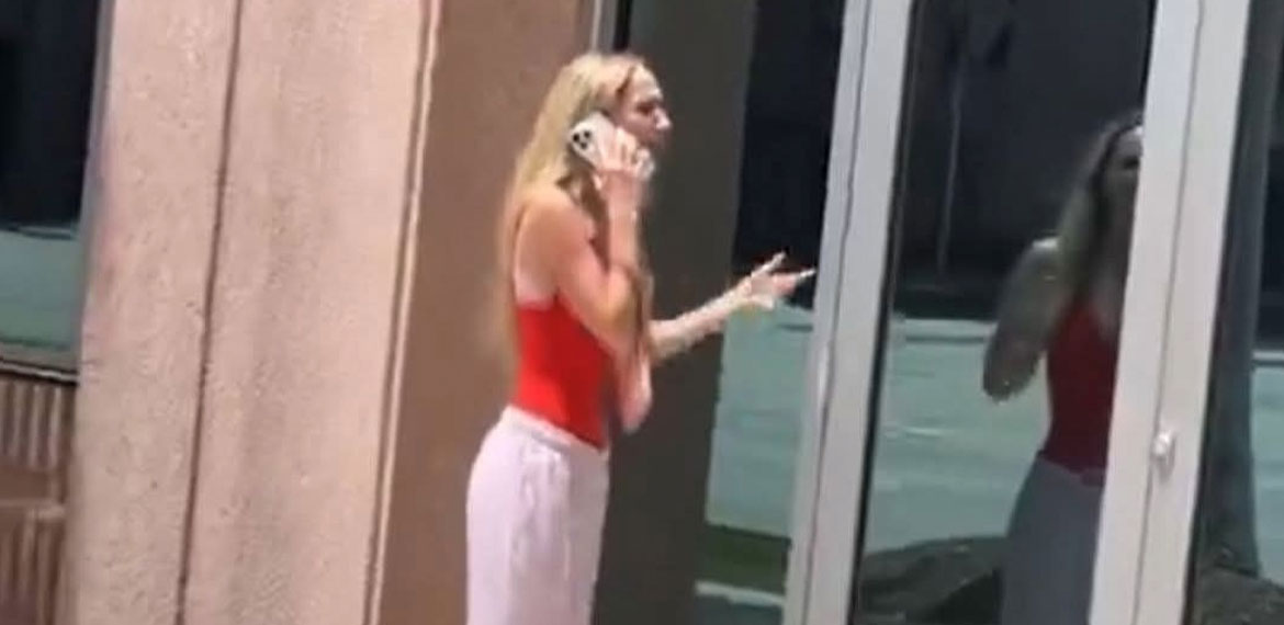 Influencer in lacrime davanti alla sede di TikTok dopo essere stata bannata: il (finto?) dramma ...